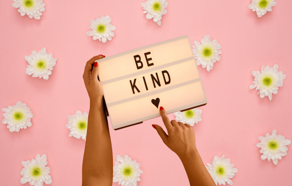 7 RANDOM ACTS OF KINDNESS TO BRIGHTEN UP SOMEONE'S DAY - Ideal Magazine